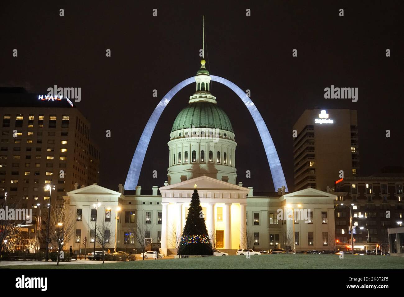 The historic Old Courthouse with an illuminated Gateway Arch in the ...