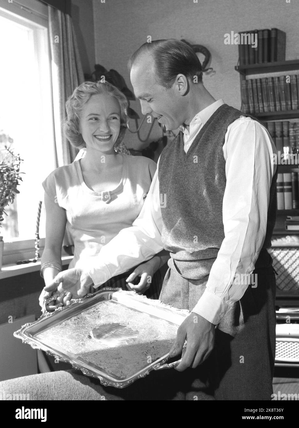 Slemdal 19580426. At the home of the actor-couple Lasse Kolstad and Bab ...