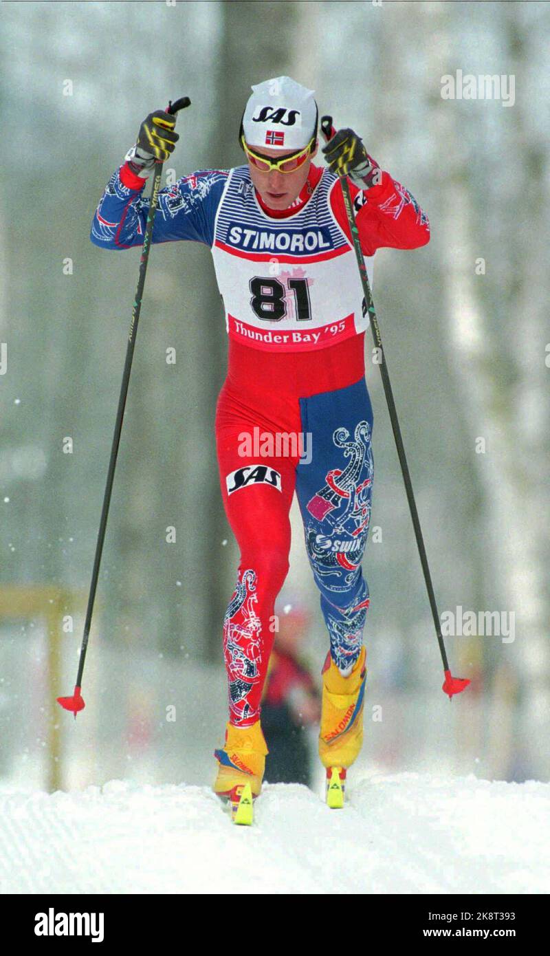 Jon eeg ntb skiing full figure alone hi-res stock photography and images - Alamy