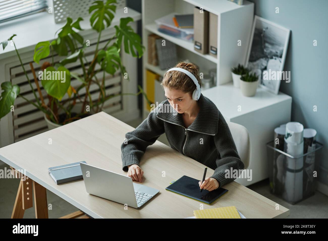 Modern workplace graphic hi-res stock photography and images - Alamy