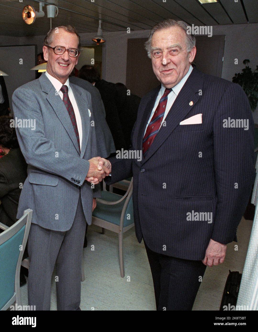 Jon eeg political meetings handshake hi-res stock photography and ...