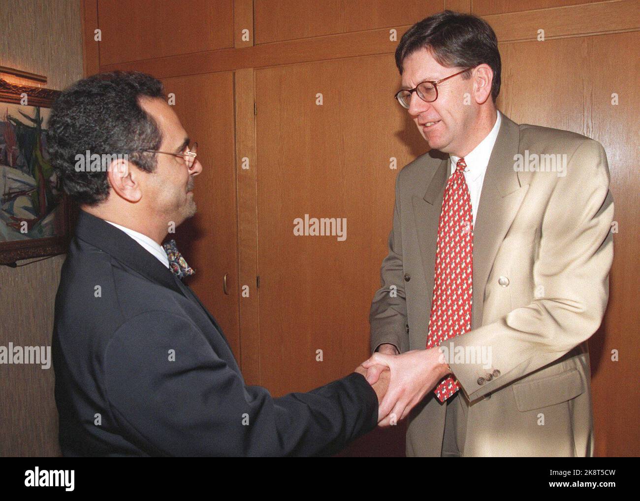 Rune peter ness ntb happiness political meetings handshake hi-res stock photography and images ...