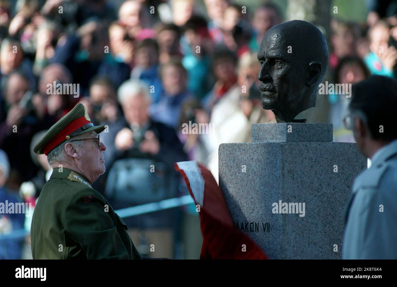 1990 king olav unveils bust of his father king photo hi-res stock ...