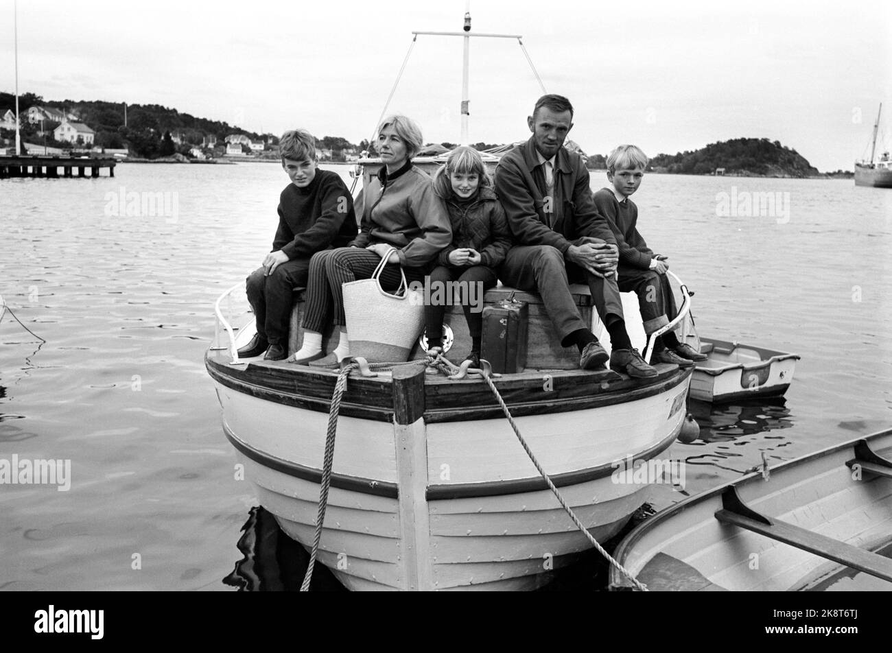 Grimstad October 1968 Author, cartoonist and Kåsør Odd Børretzen have ...