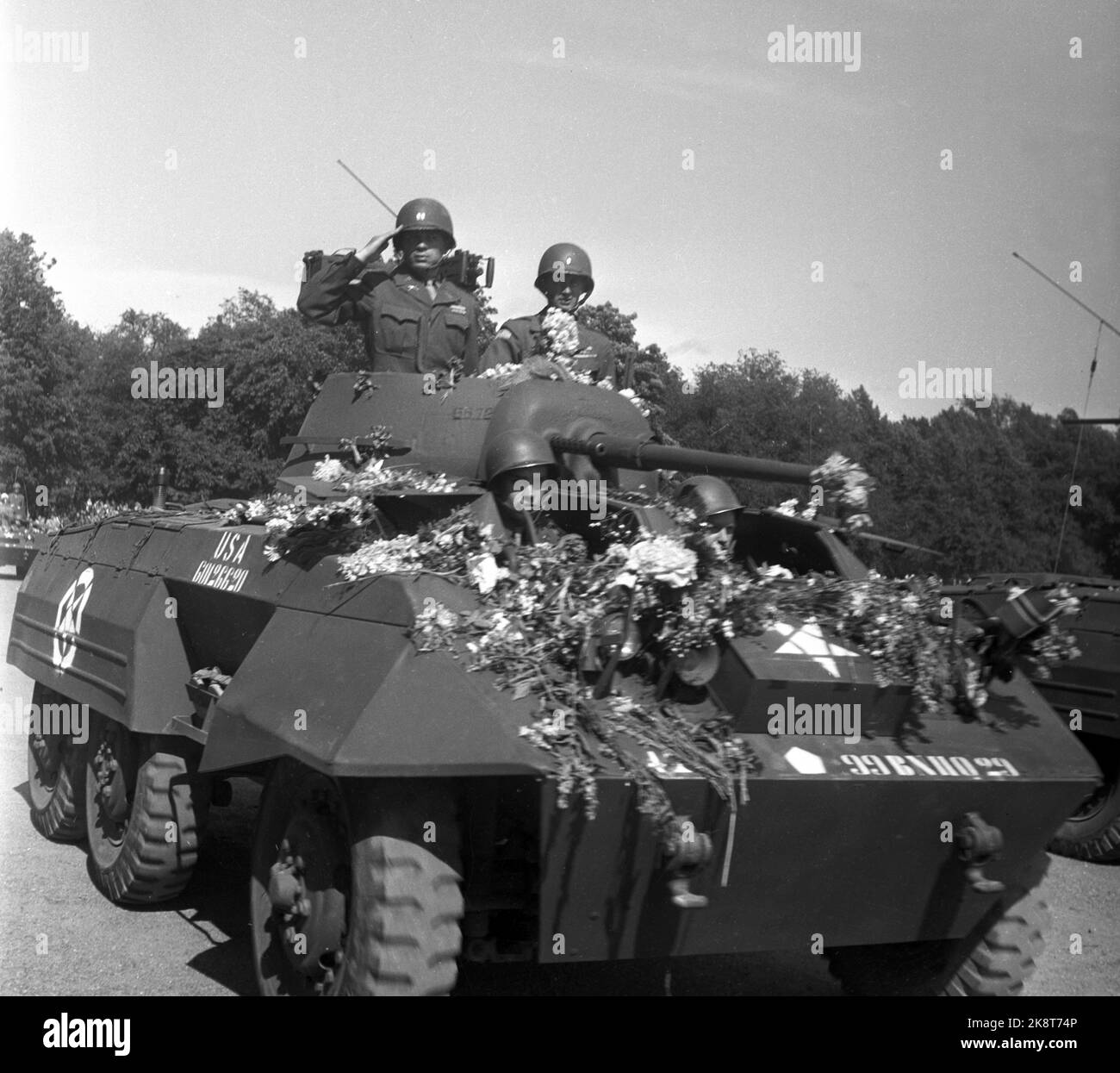 Cheering up soldiers hi-res stock photography and images - Alamy