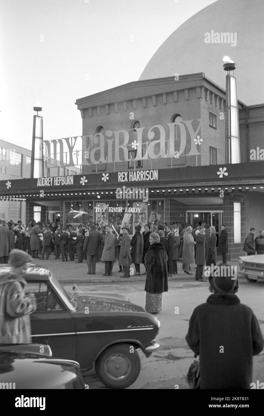 People in line outside Black and White Stock Photos & Images - Alamy