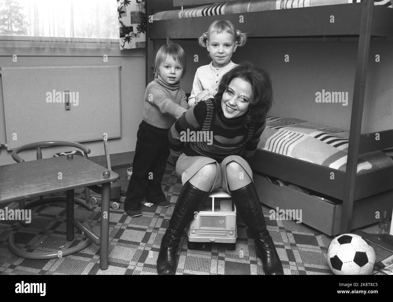 Drammen 19720226. Lille Grethe, Mrs. Grethe Kausland 24 years married ...