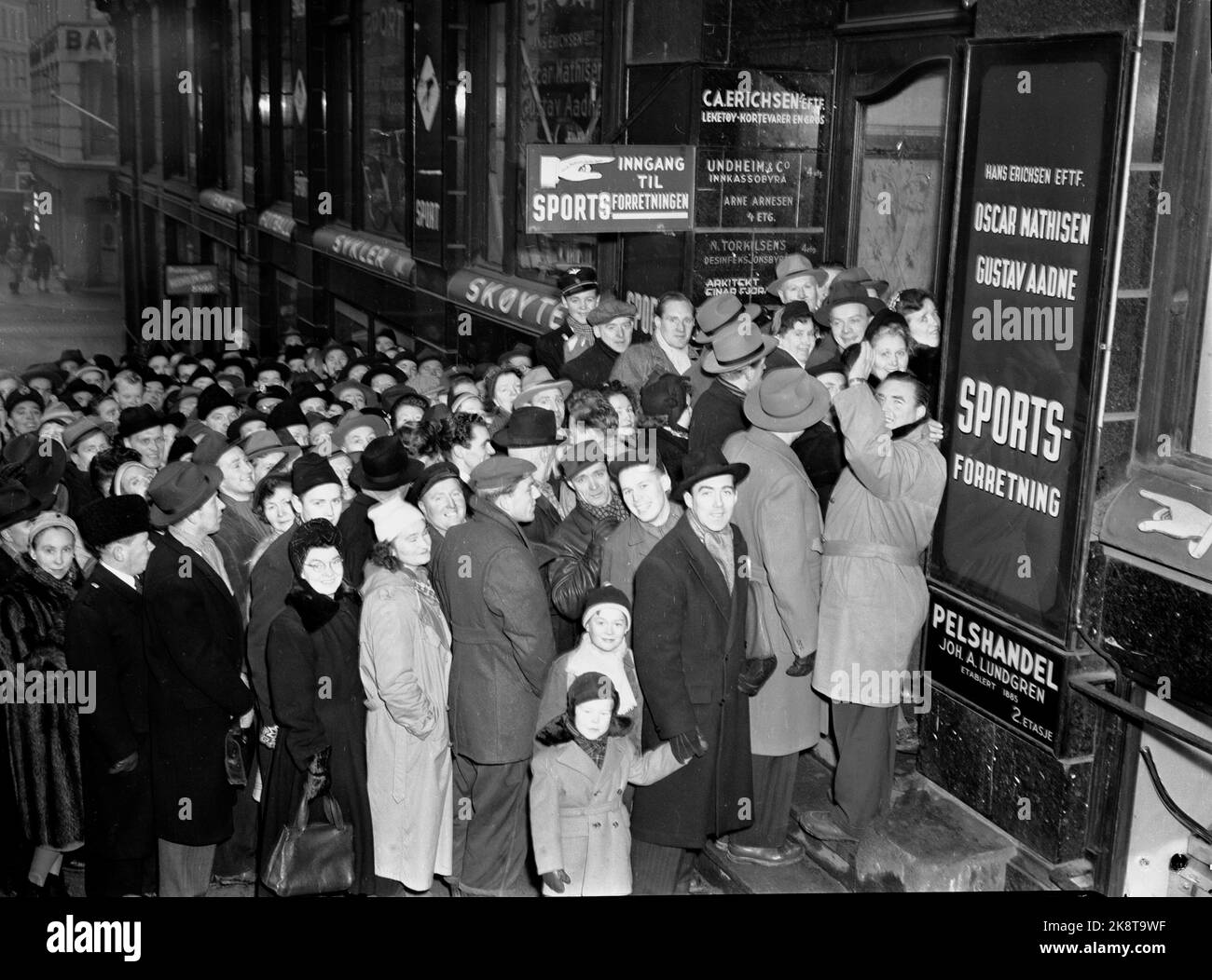 Soviet line queue hi-res stock photography and images - Alamy