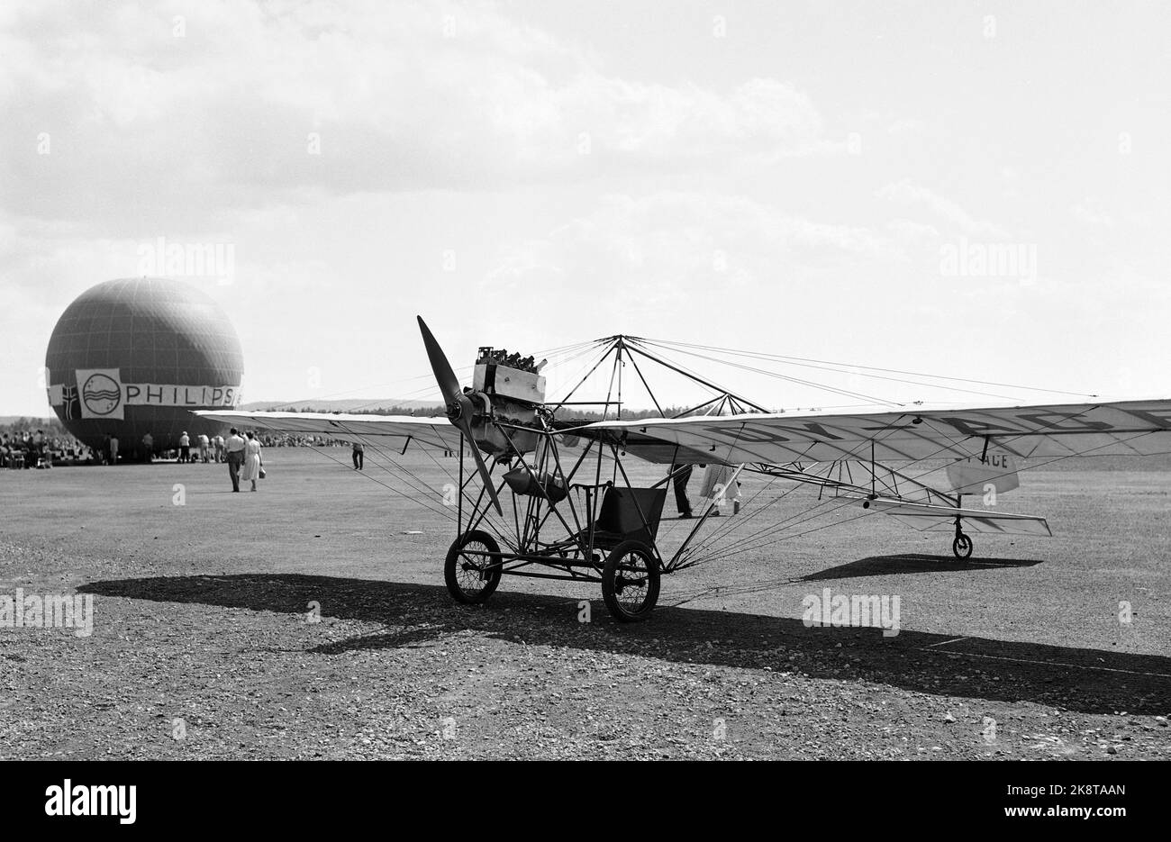 Oslo 19510527 Flight Flights at Fornebu gathered 40,000 spectators who ...