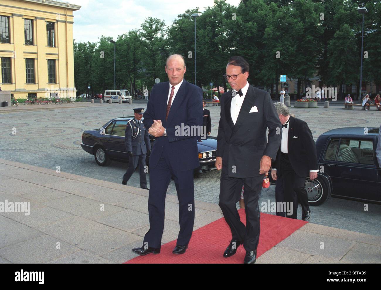 Oslo 19920611: King Harald arrives at the University's Aula and is ...