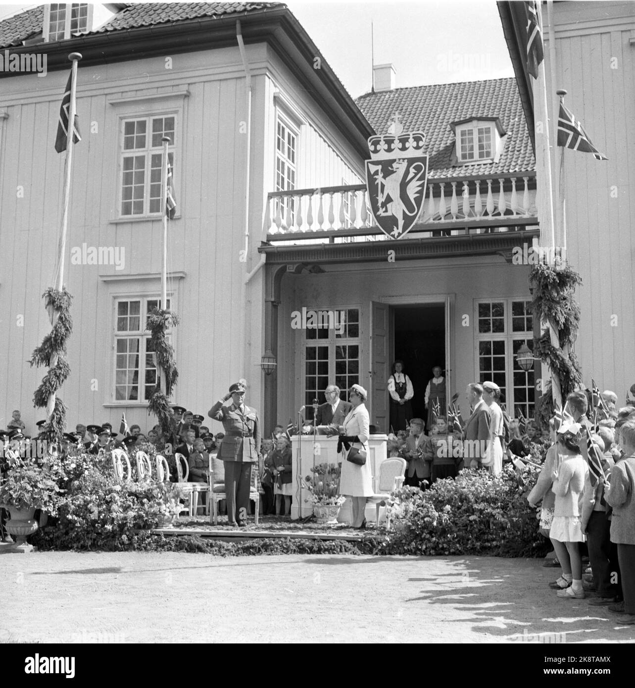 Eidsvoll 19580616 King Olav's journey. King Olav pours the attendees at ...