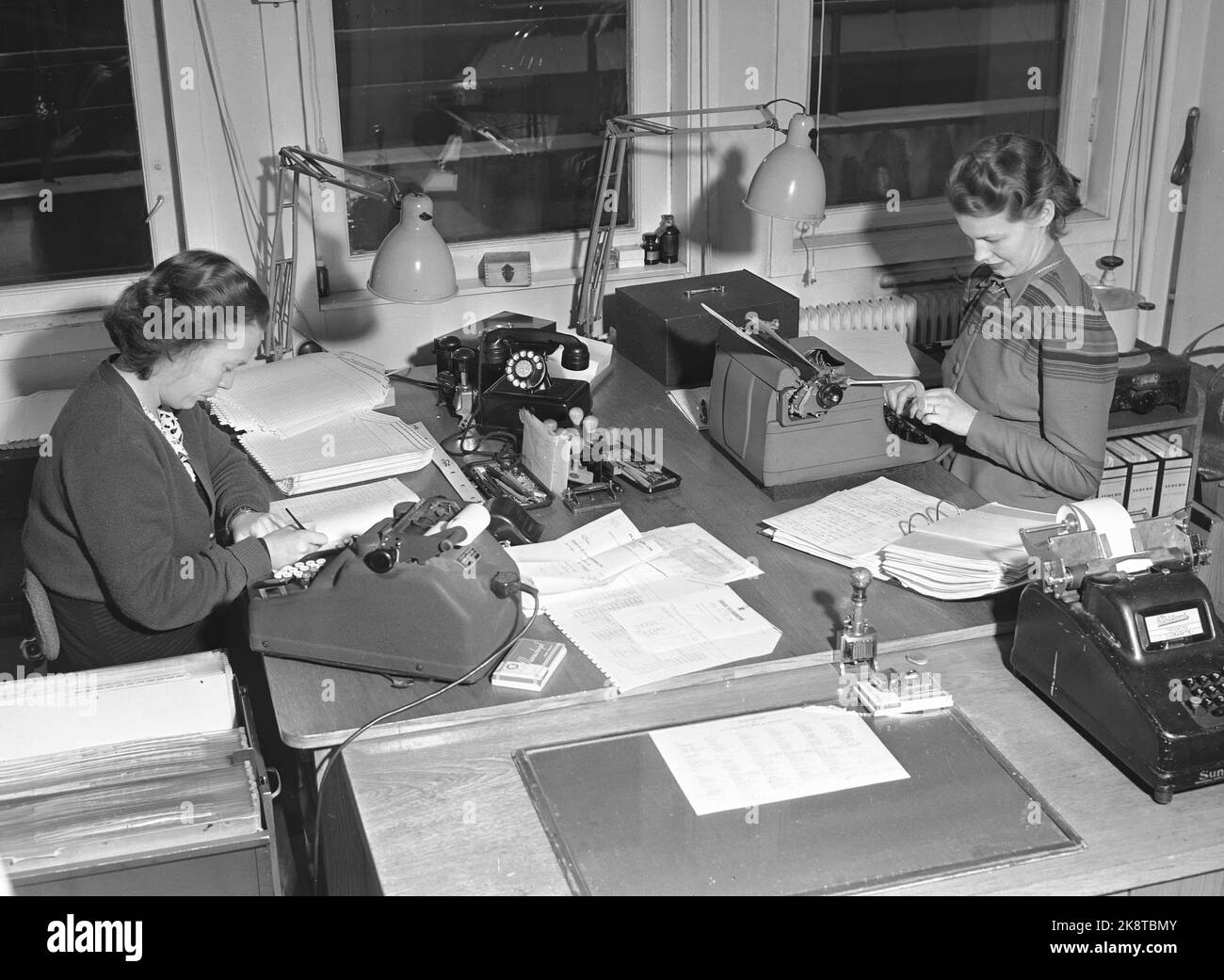 Oslo 19530126. Women who write on a typewriter in office landscapes ...