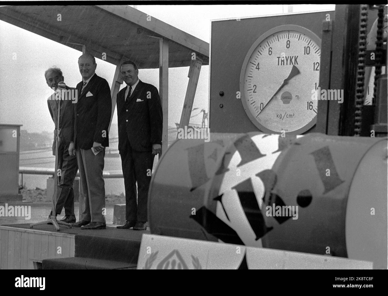 Sola 19710804 The first Norwegian raw oil comes to the Shell refinery ...