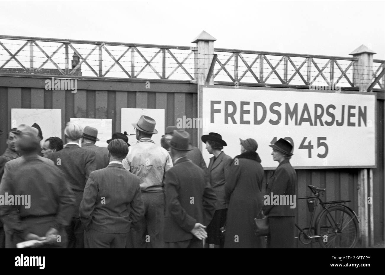 Oslo September 1945. The Peace Marriage 45. People read posters in the ...