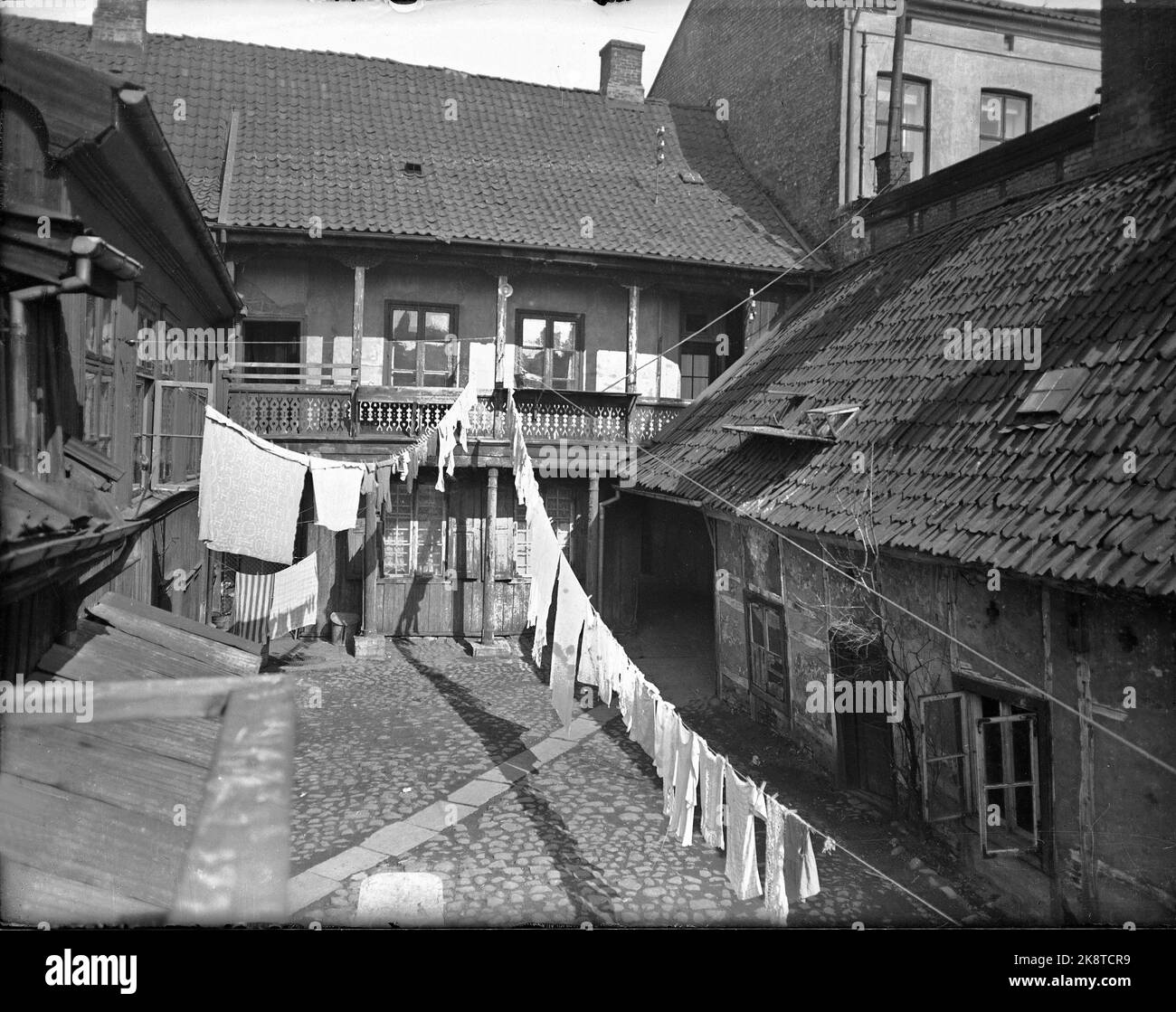 Oslo April 1936: Backyard in Greenland. (Greenland 11 and 13) Svalgang ...