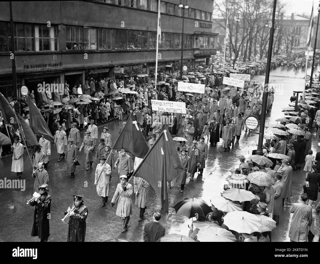 Ntb ntb overview demonstrations crowd posters hi-res stock photography ...