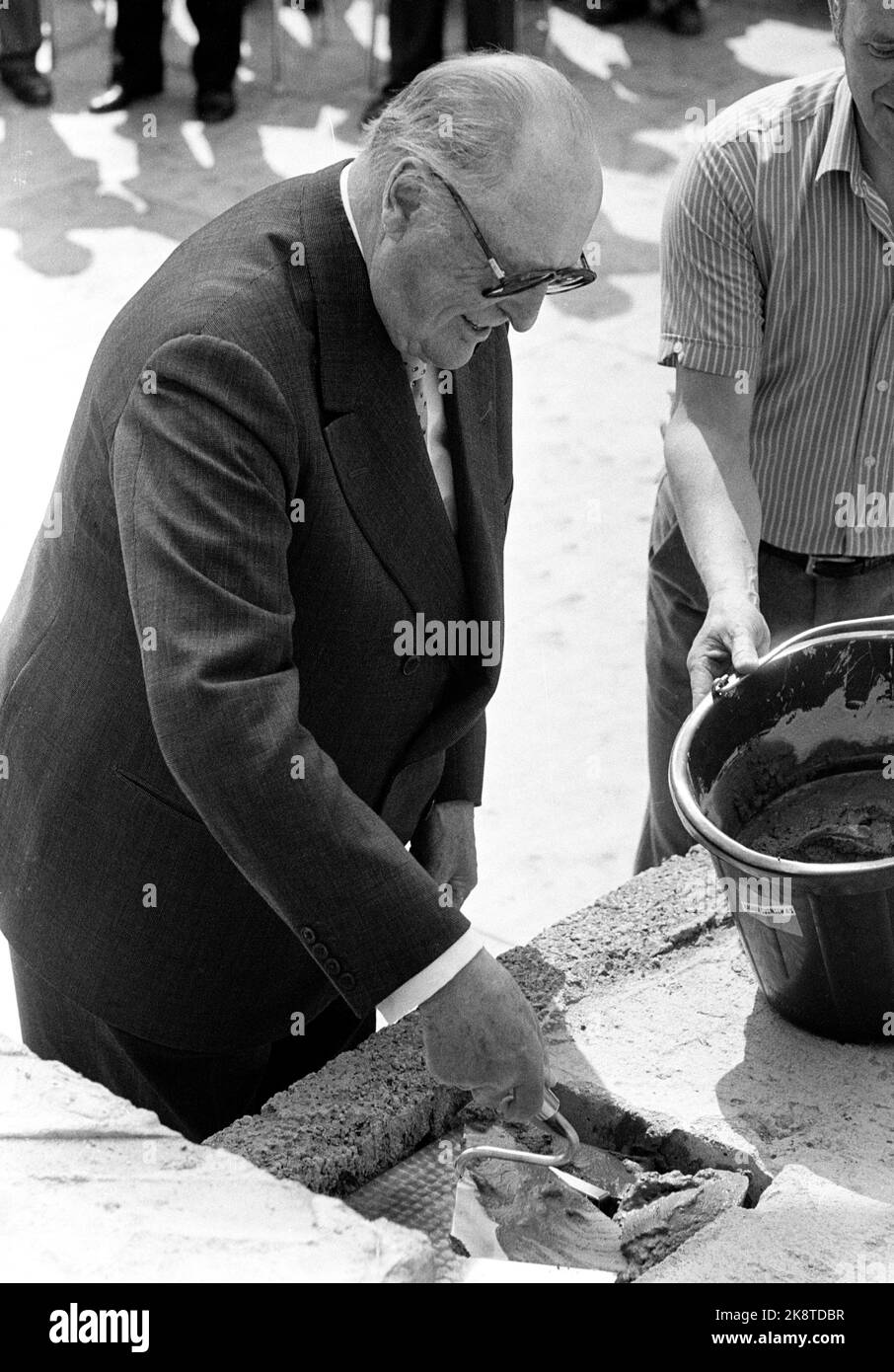 Oslo 1984-05: H. M. Kong Olav lays down the foundation stone for the ...