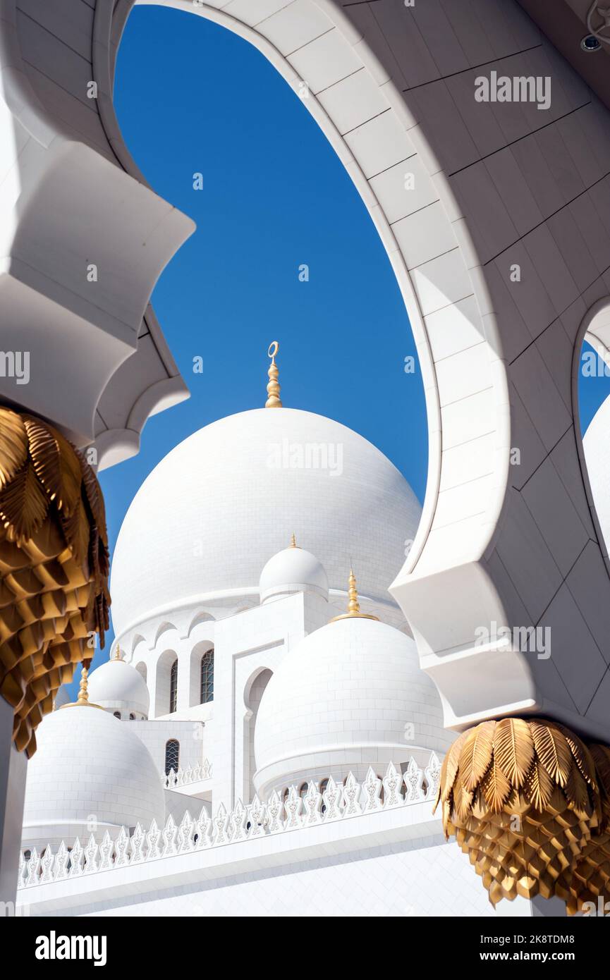 Sheikh zayed mosque with blue sky hi-res stock photography and images ...