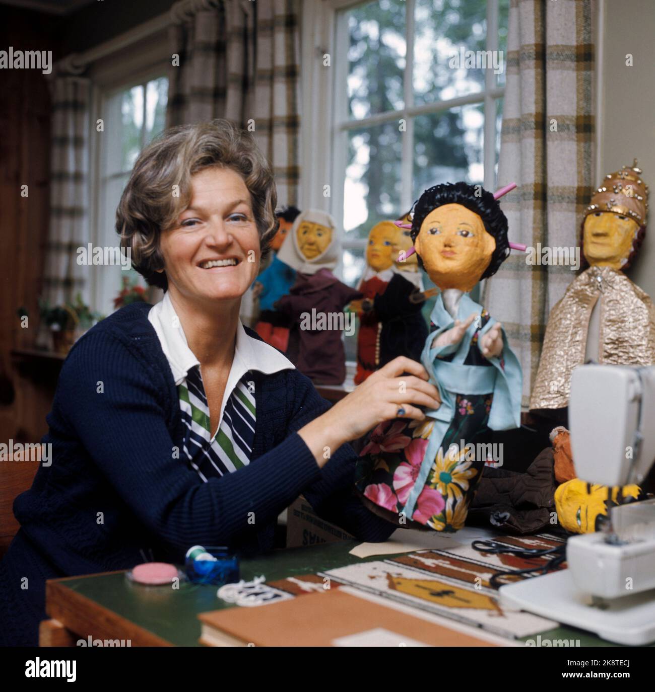 Oslo 1979. Vibeke Helgesen with some of his dolls to puppet theater ...
