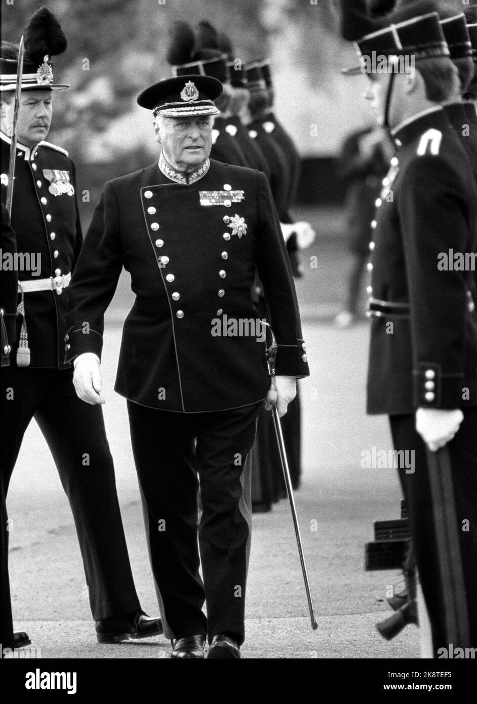 Oslo 1984-10: War School. King Olav V inspects the War School in ...