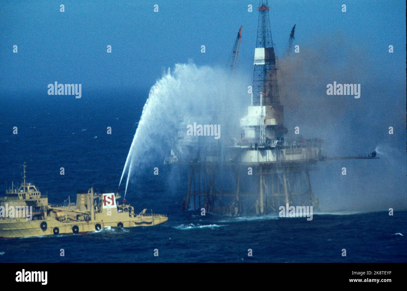 North Sea 19770424. Blowing on the Bravo platform on the Ekofisk field ...