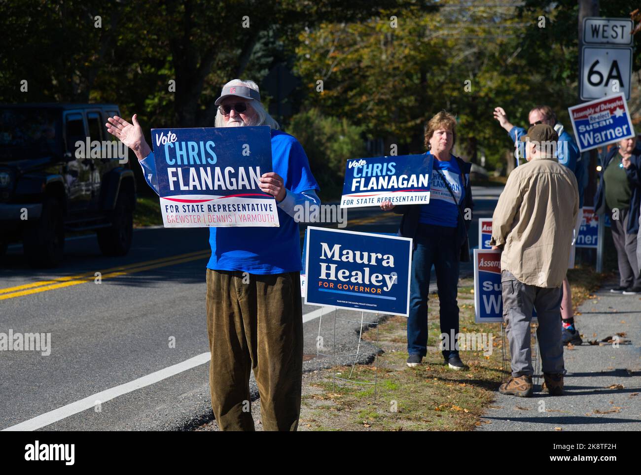 Election 2022 - Holding signs and waving to passing motorists in ...