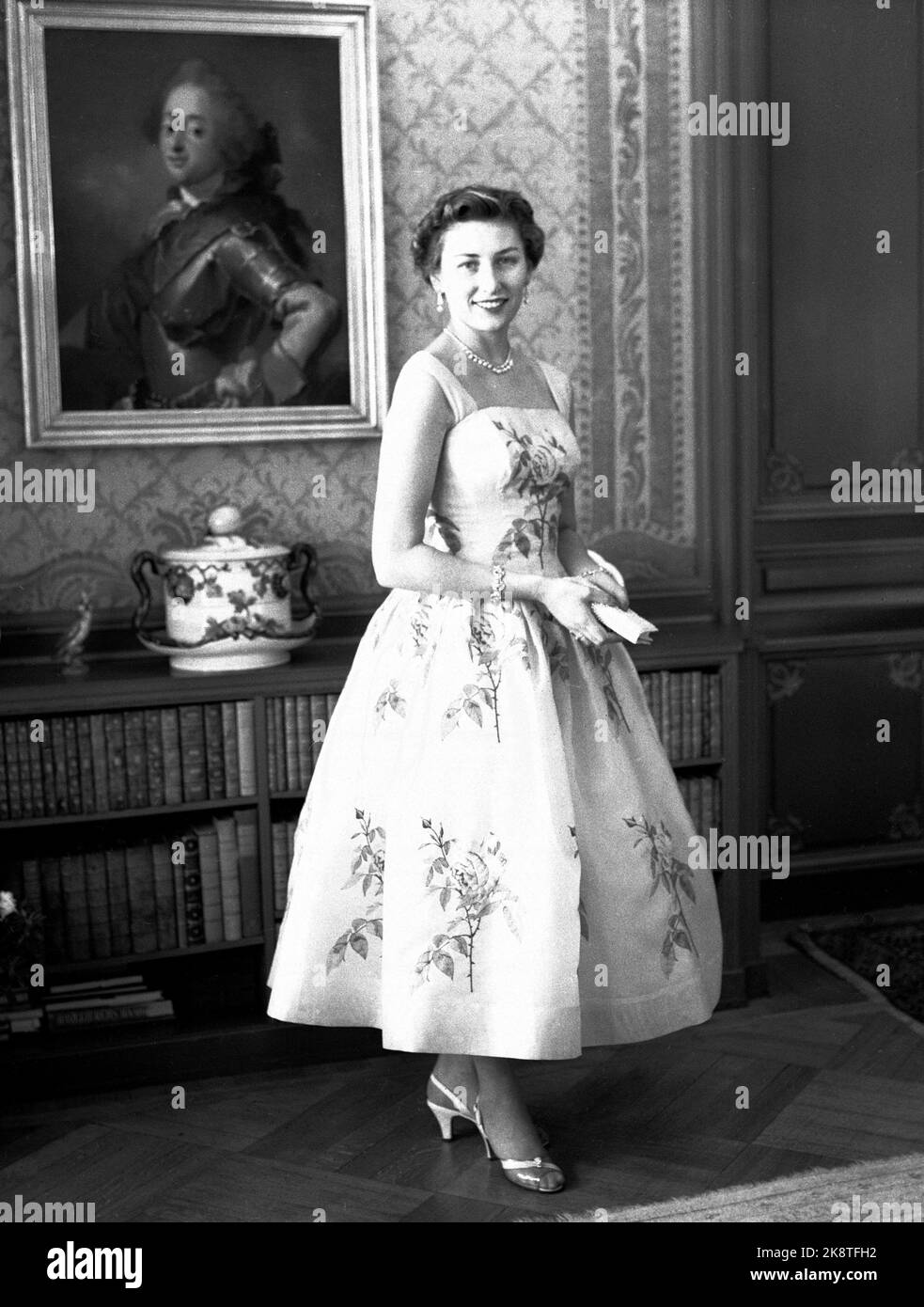 Ntb ntb company attire full figure hi-res stock photography and images ...