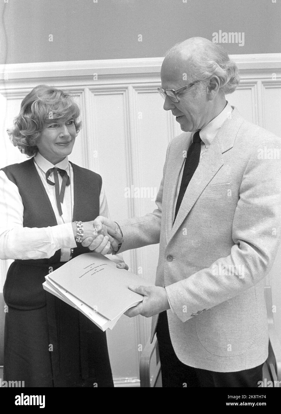 Bjorn sigurdsson ntb public sami handshake public documents hi-res stock photography and images ...