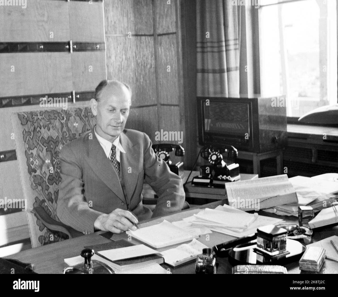 Oslo 19450620 Mayor Einar Gerhardsen (Ap) in his office in Oslo City ...