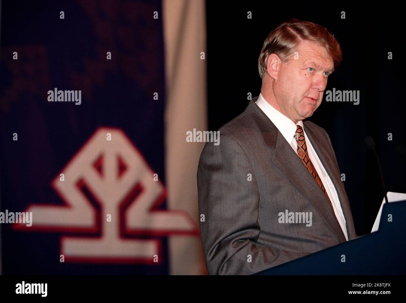 Johnny syversen ntb logos alone portrait hi-res stock photography and ...