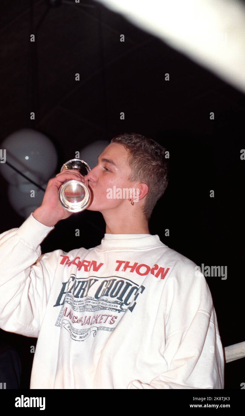 Oslo 19910303 - The boxer Ole Klemetsen (Ole "Lukkøye") kisses the ...