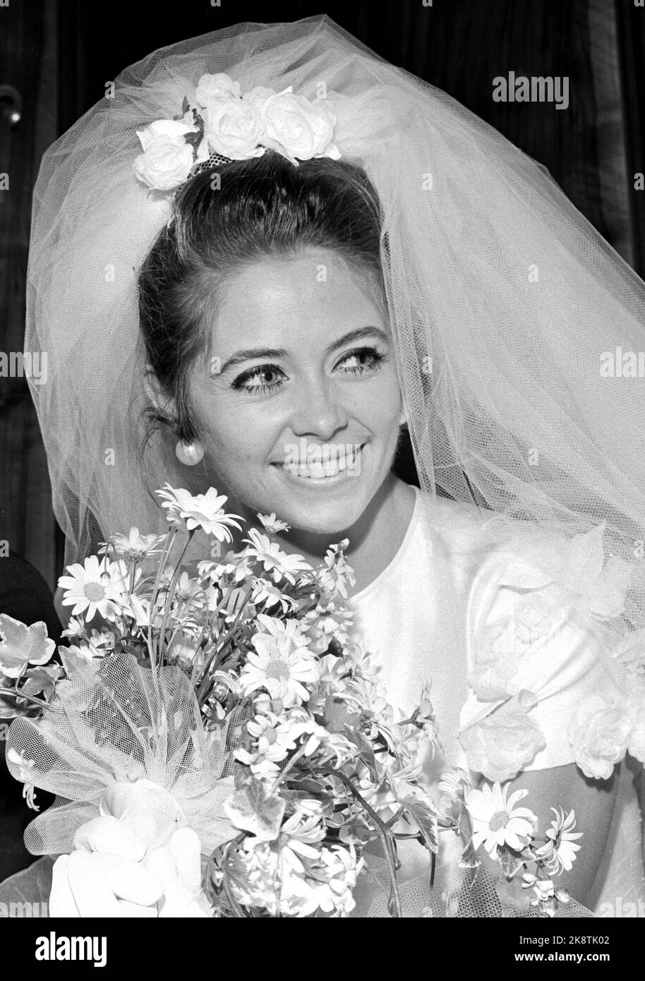 Oslo 19690830. Artist Wenche Myhre and Torben Friis-Möller got married ...