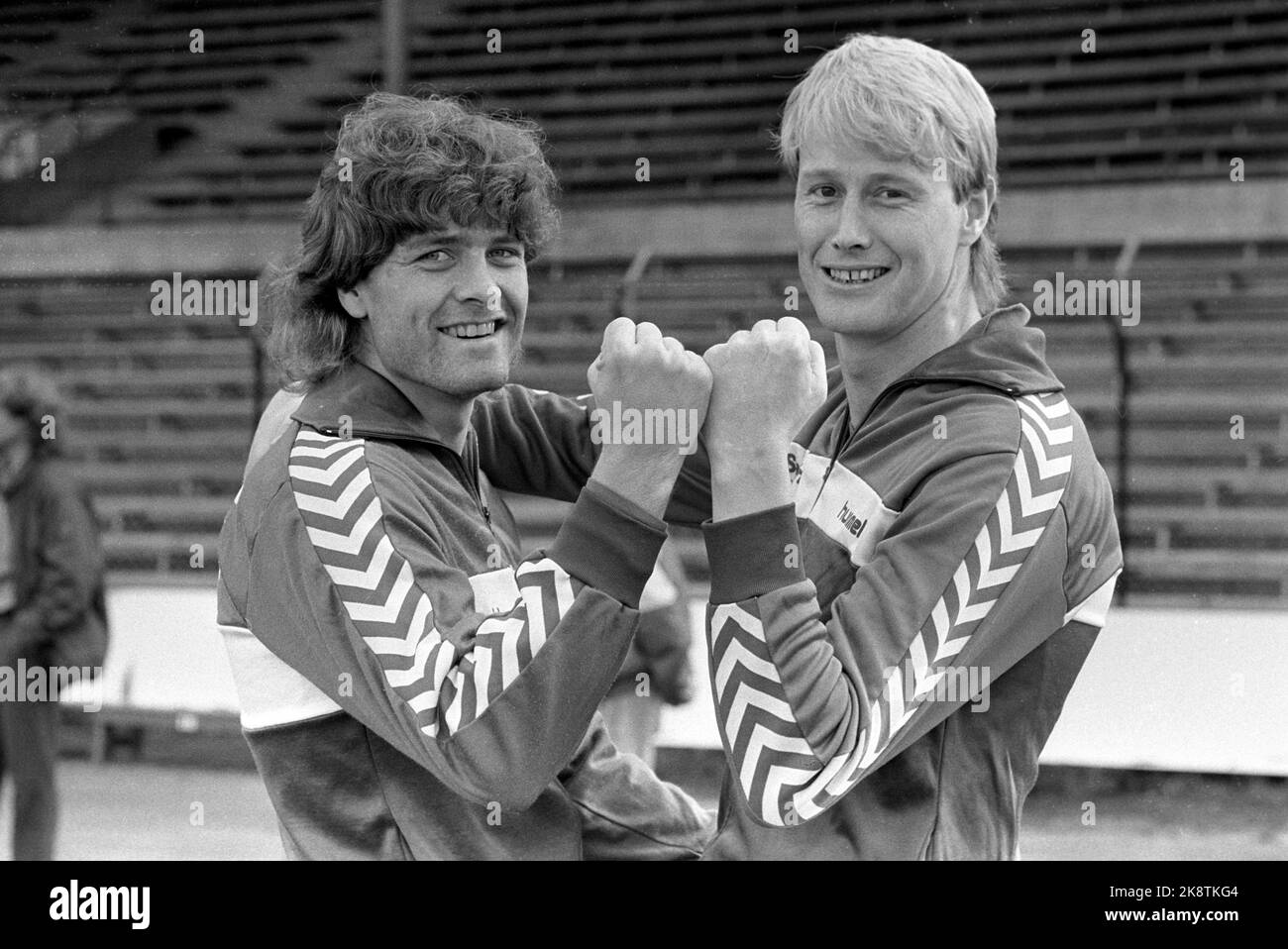 OSLO 1985-10: Mid-stoppers Per Egil Ahlsen and Åge Hareide photographed ...