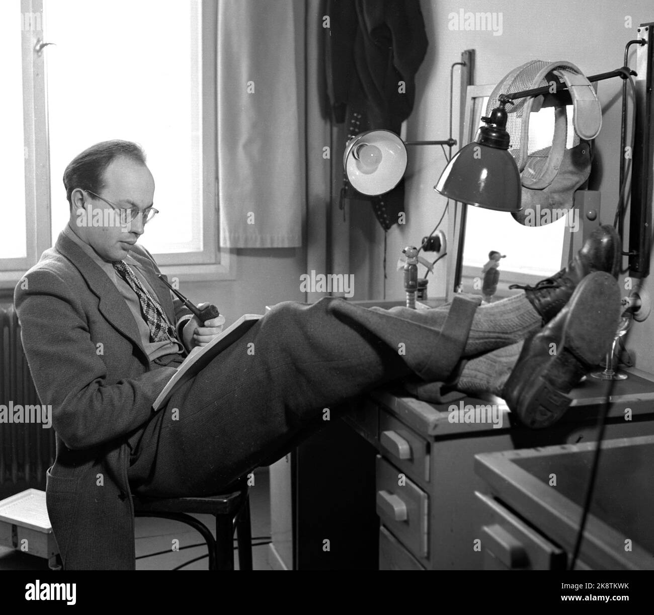 Oslo 19470310. Actor Knut Thomassen employed at the New Theater. Reads ...