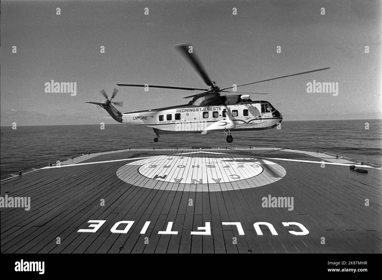 Helicopter lands on the platform gulftide photo hi-res stock ...