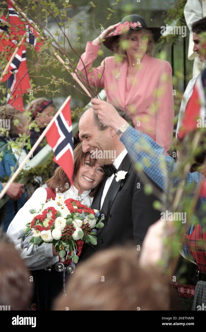Jon eeg ntb archive ntb happiness families flag bunads wedding hi-res stock photography and ...