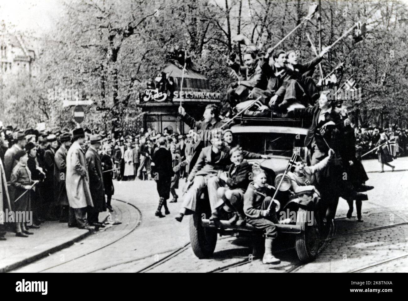 Oslo 19450508: Peace Days May 1945. Liberation Day May 8, Cheers at ...