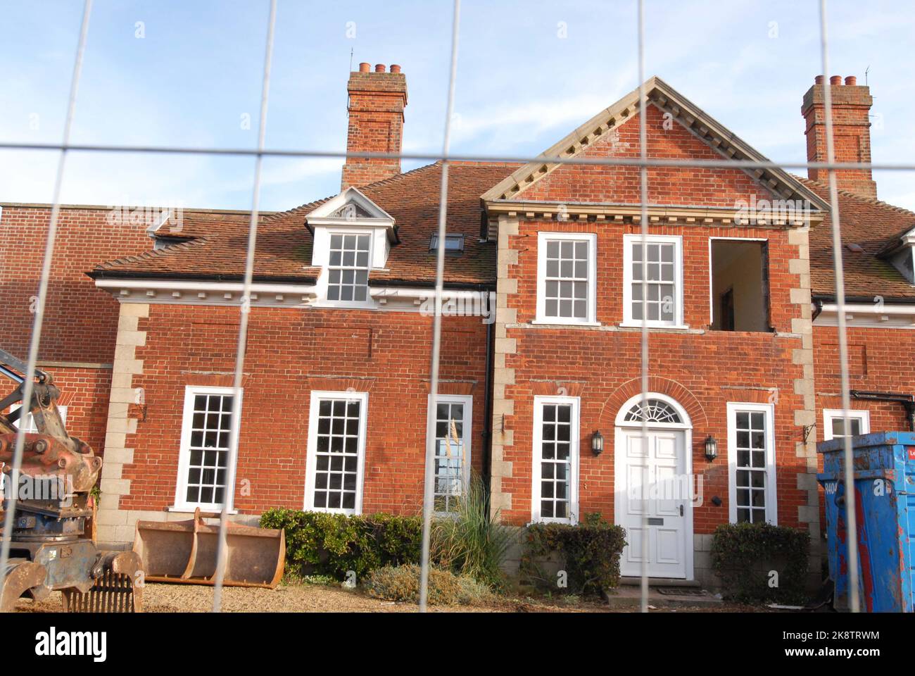 Red window frames hi-res stock photography and images - Alamy