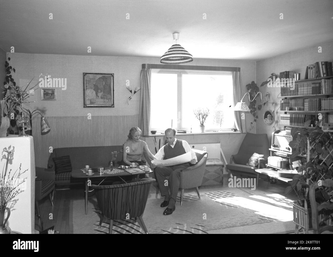 Slemdal 19580426. At the home of the actor-couple Lasse Kolstad and Bab ...