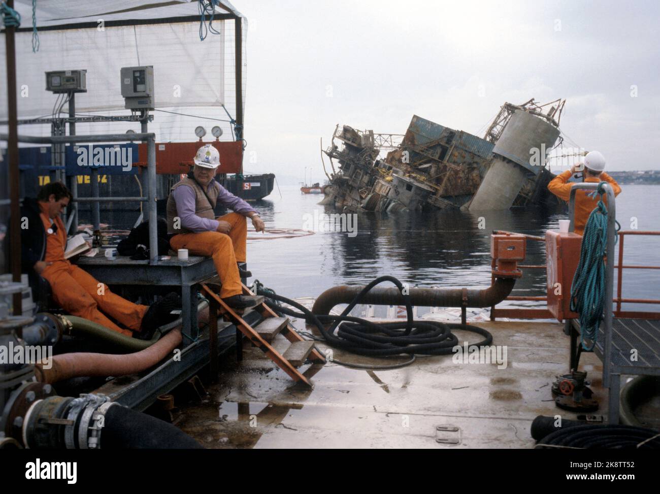 Stavanger 1983: Alexander Kielland - turning/lowering. The "Alexander L ...