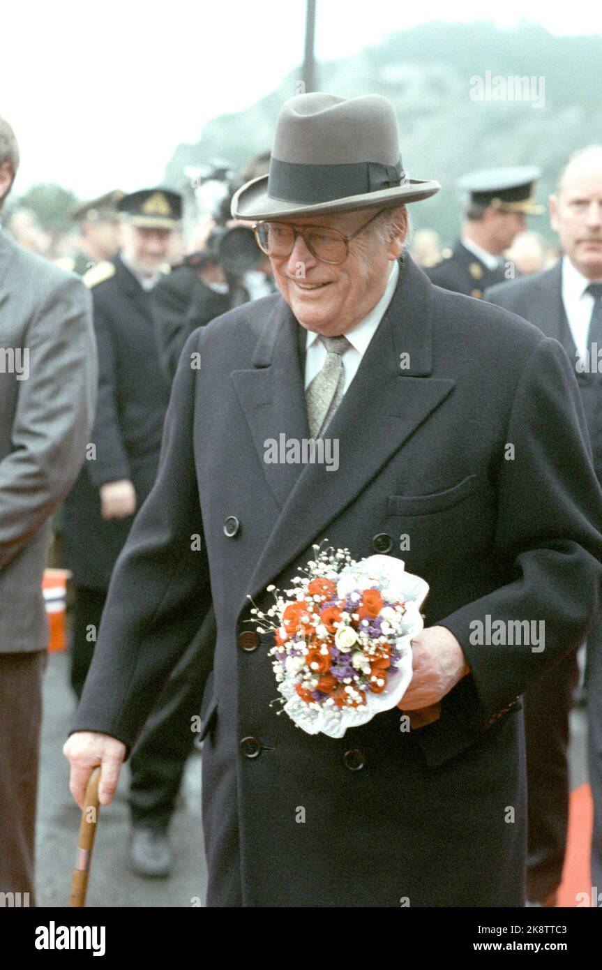 Bergen 19890330. King Olav opens the oil crane that leads the oil from ...