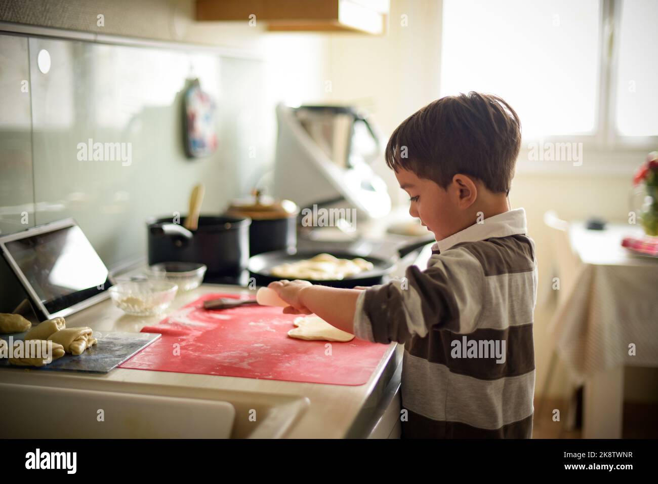 young boy learning cooking at home in the kitchen Stock Photo - Alamy