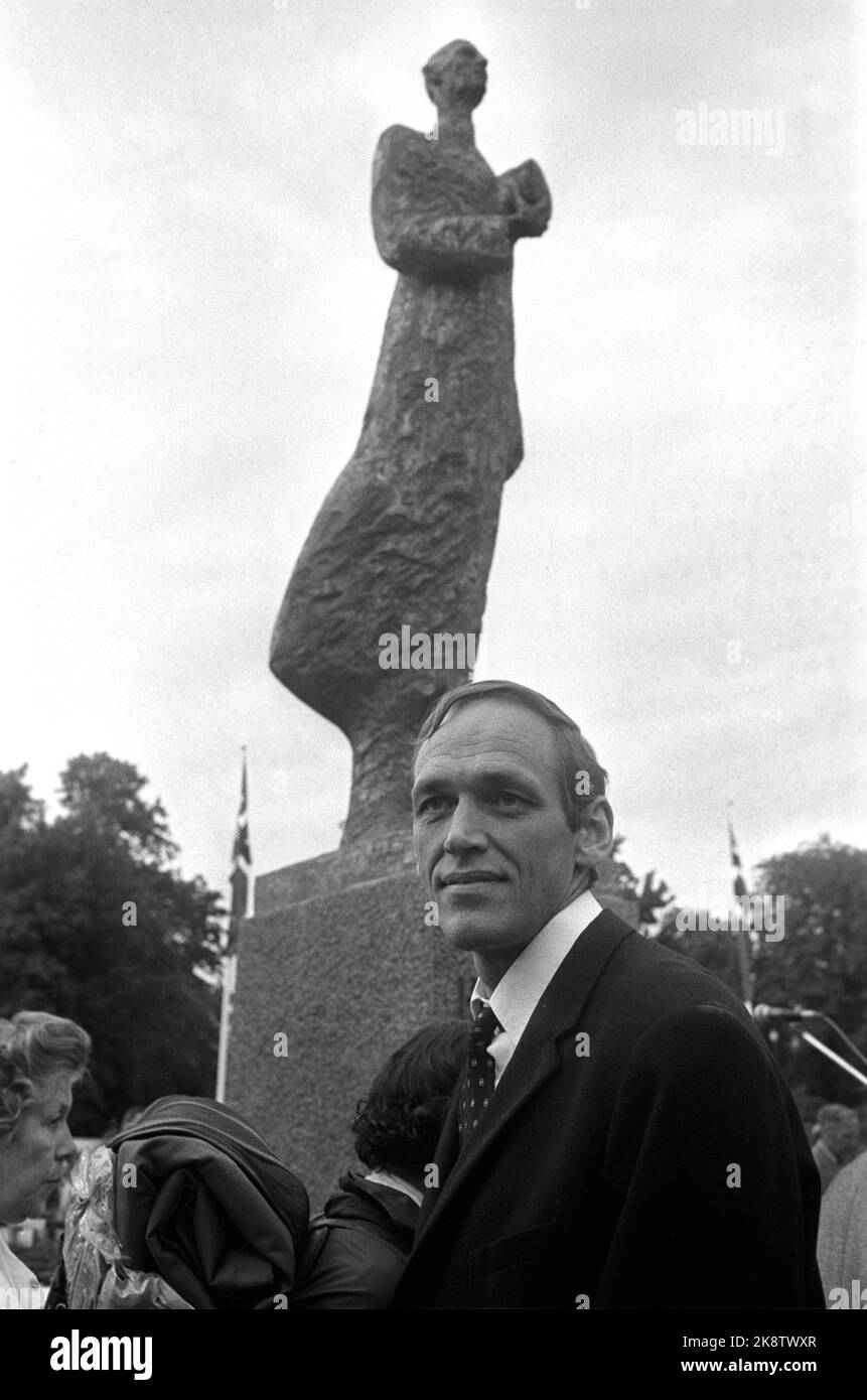 Oslo 19720803 The artist Nils Aas with the statue he made by King ...