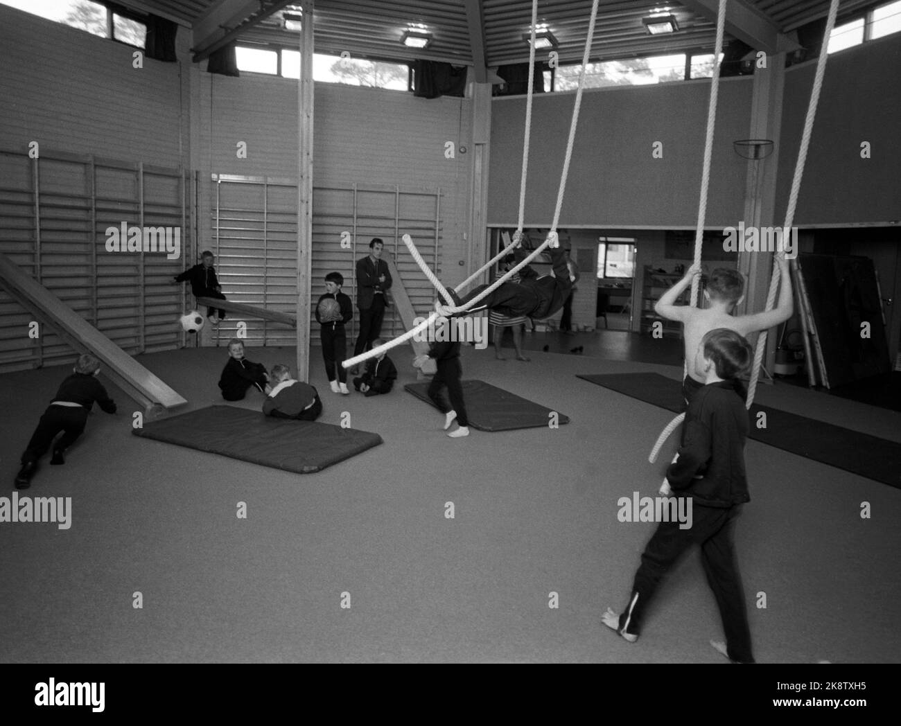 Hvaler 19691206 The Eight Edge of Hvaler The school was designed by Ole ...