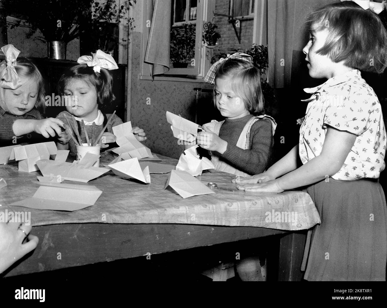 Oslo 1948. Children conjure up the most of the wrapping paper with ...