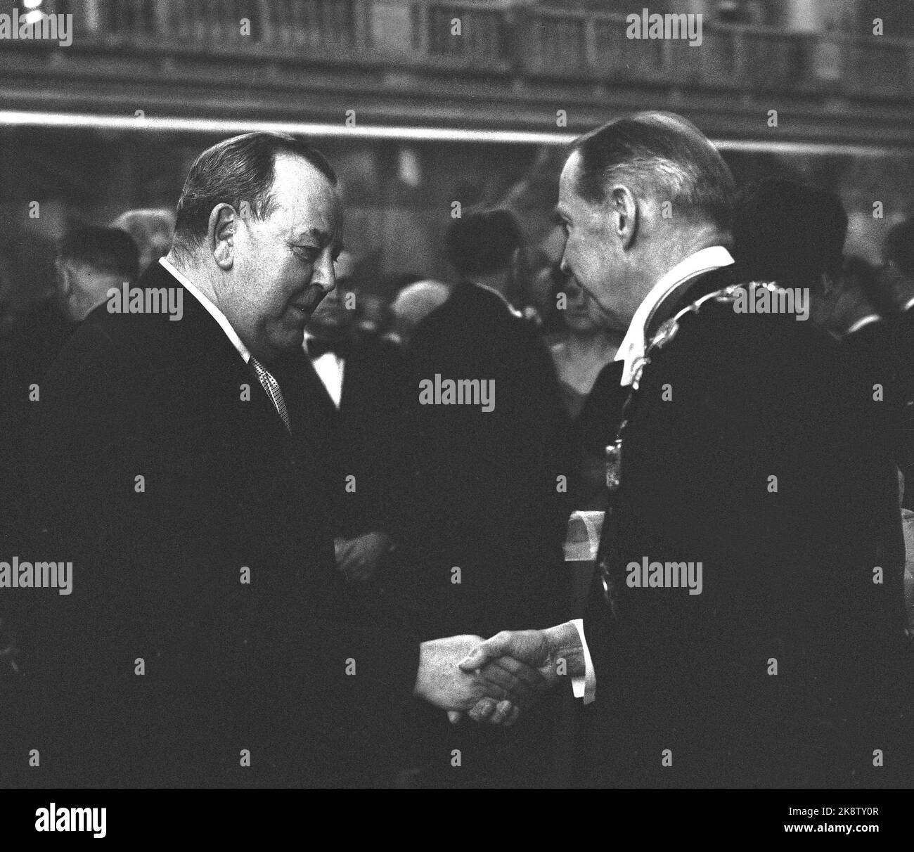 Borretzen current ntb parties handshake hi-res stock photography and images - Alamy