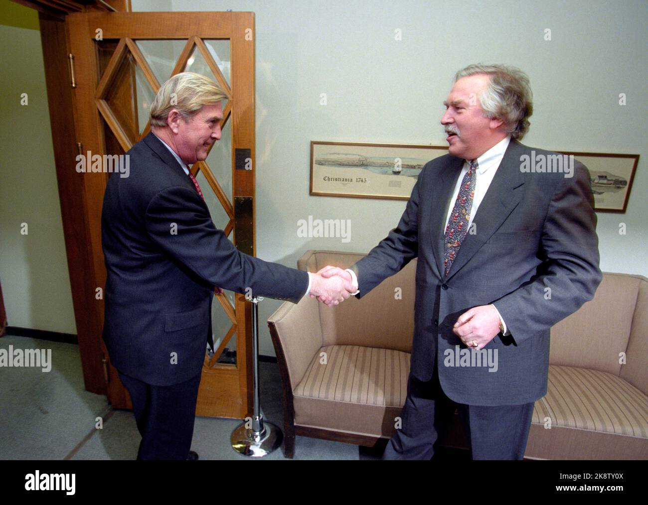 Oslo 19961220 Mayor Per Ditlev-Simonsen 8TV) Hand greetings on Høyre's ...