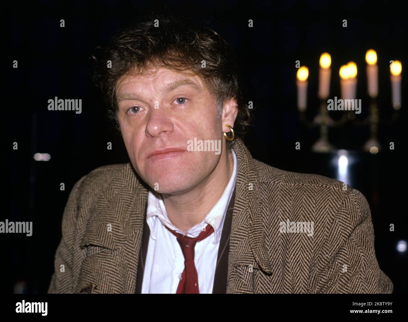19891129 artist kim larsen with earring photo hi-res stock photography ...