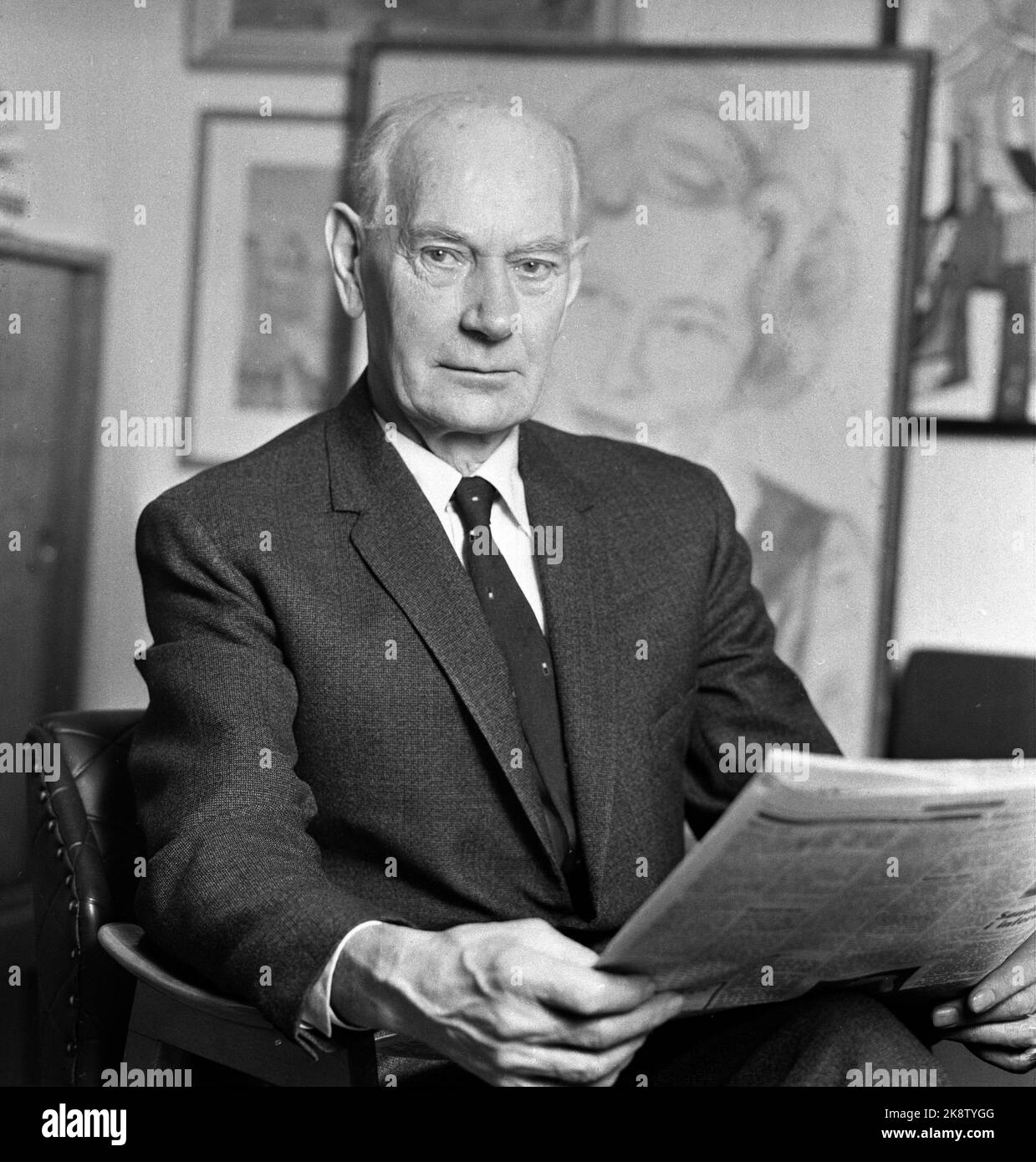 Oslo 19710202 Politician Einar Gerhardsen. Photo with newspaper. Photo ...