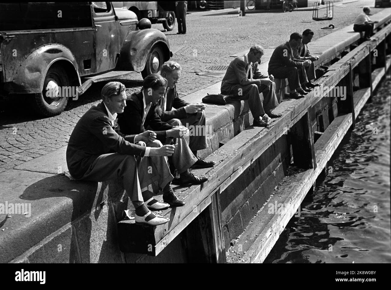Oslo.19490715. Men who sit and relax on the pier in Oslo Harbor Pool ...